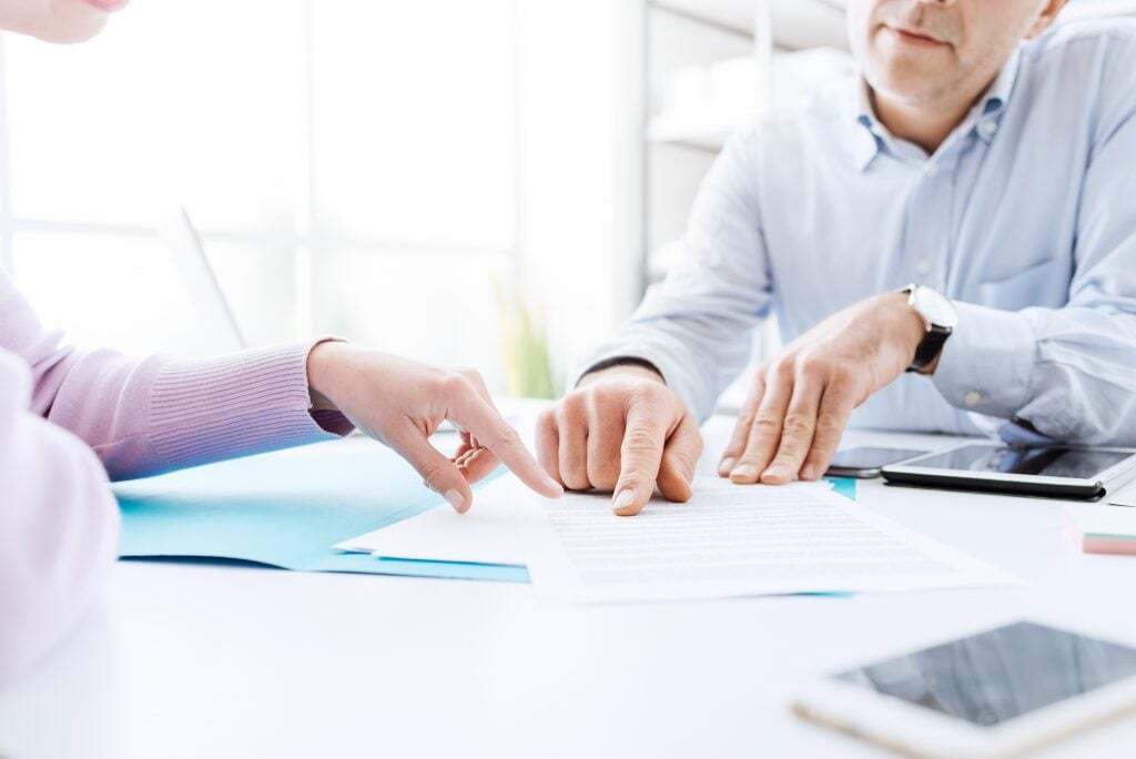 AXA customers fill in their insurance claim with the help of itsme